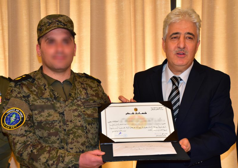 Tunisie : Le ministre de la Défense récompense les soldats ayant ...